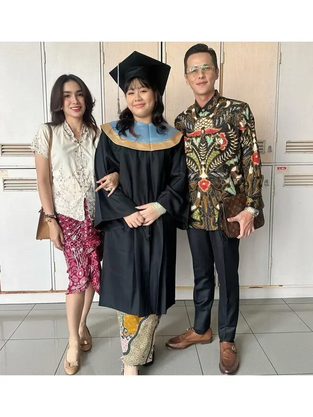 6 Potret Beda Gaya Ussy Sulistiawaty Hadiri Acara Kelulusan Anak ...