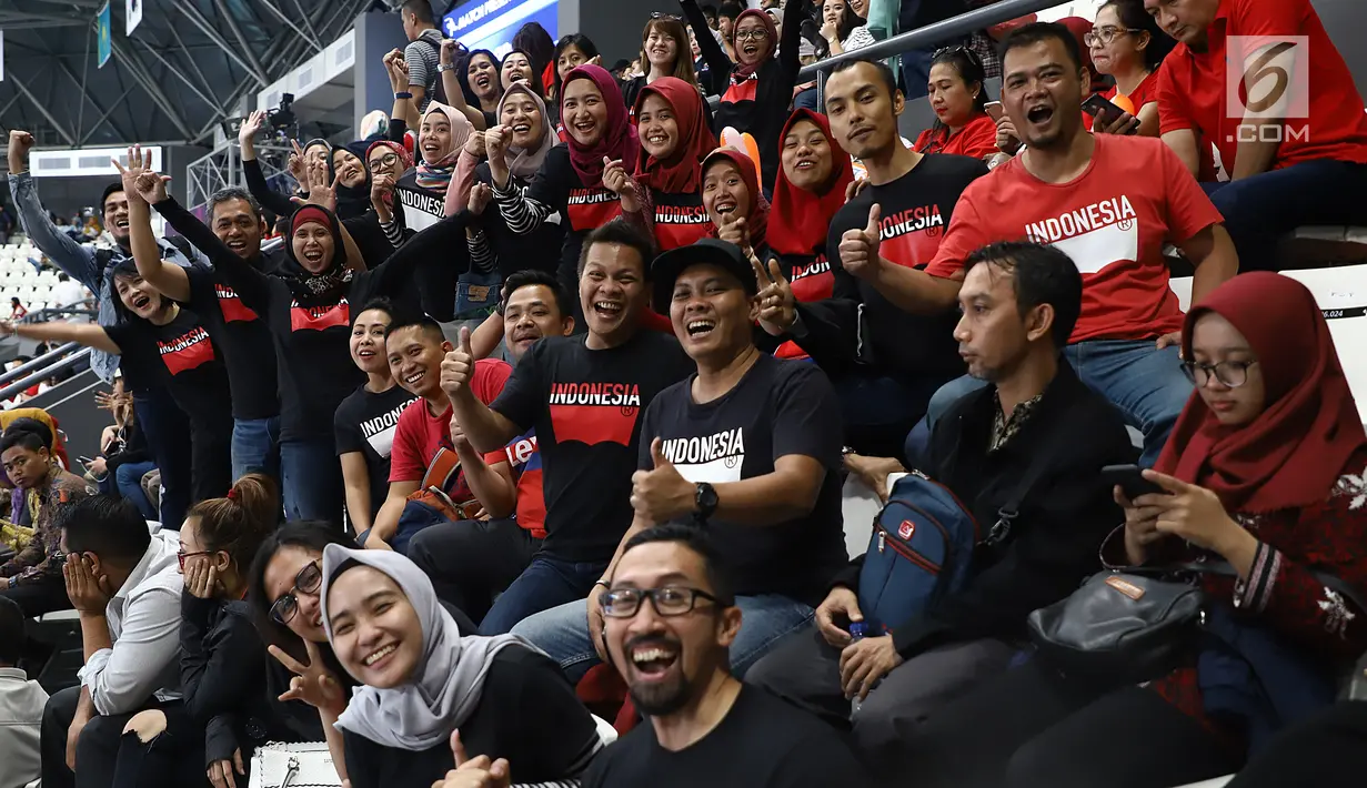 FOTO: Aksi Suporter Dukung Kedua Tim Bola Voli Putra - Foto Liputan6.com