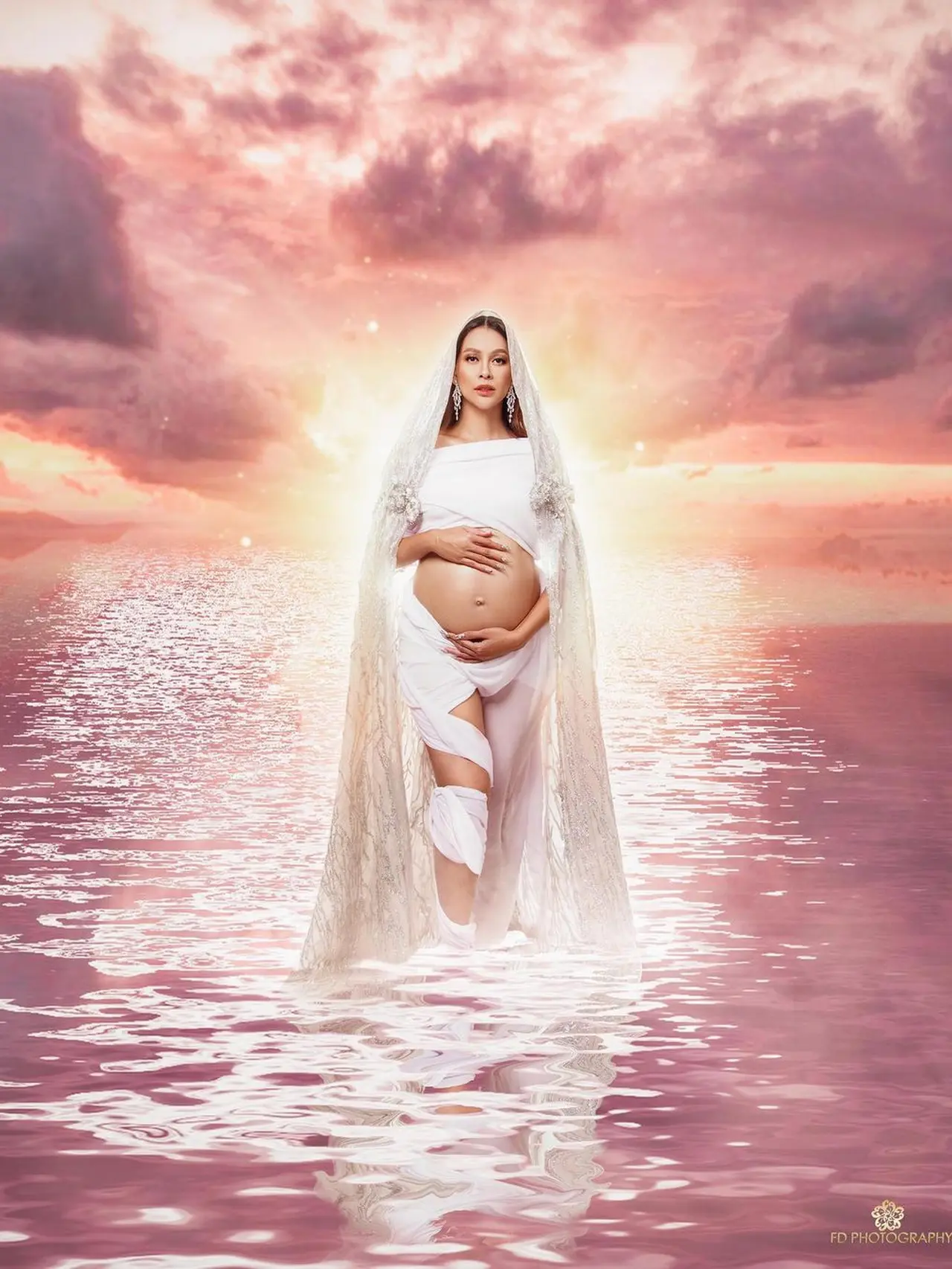 Penampilan Kontras Bunga Jelita Saat Maternity Shoot dalam Balutan ...