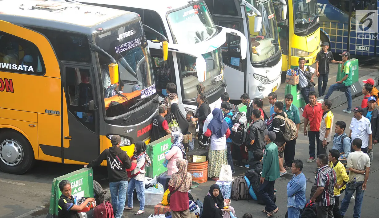 FOTO: Aktivitas Mudik di Terminal Kampung Rambutan - Foto Liputan6.com