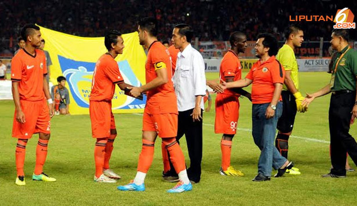 [FOTO] Buka Turnamen Trofeo Persija, Jokowi Dapat Kaos - Foto Liputan6.com
