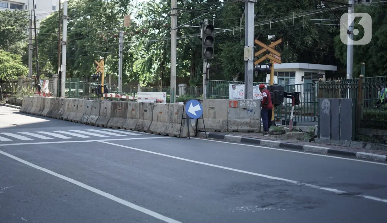 FOTO: Perlintasan KA Sebidang di Palmerah Ditutup Permanen - Foto Liputan6.com