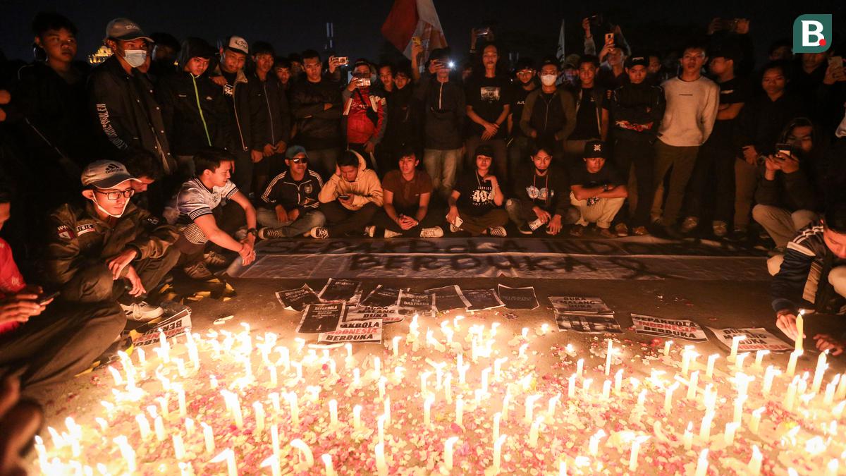 Berduka untuk Tragedi Kanjuruhan, Suporter Indonesia Gelar Tabur Bunga ...