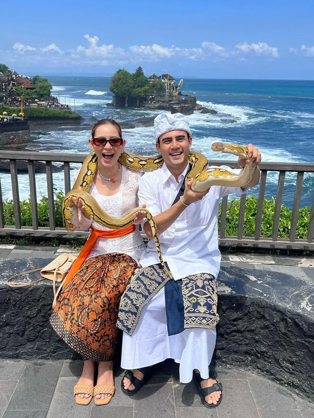 Umumkan Kehamilan, Ini 8 Potret Mesra Laura Theux dan Indra Brotolaras ...