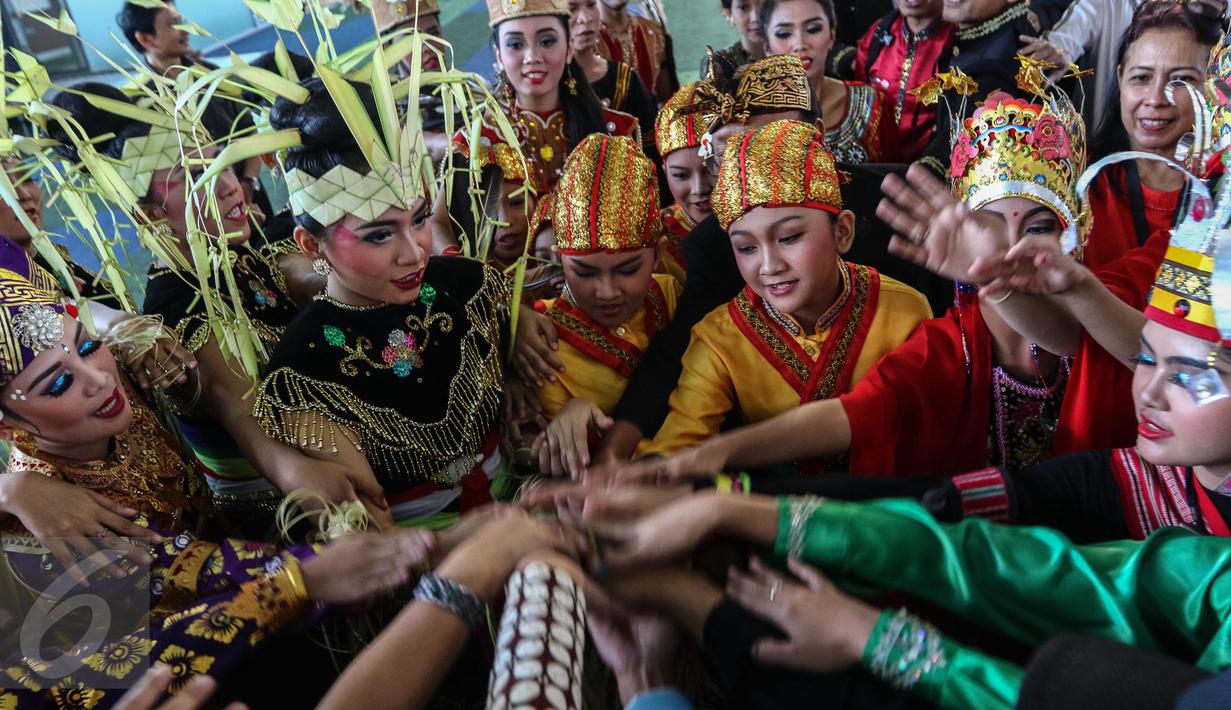 Penari Tradisional di Balik Pangung Pentas Budaya Terminal 3 Soetta ...