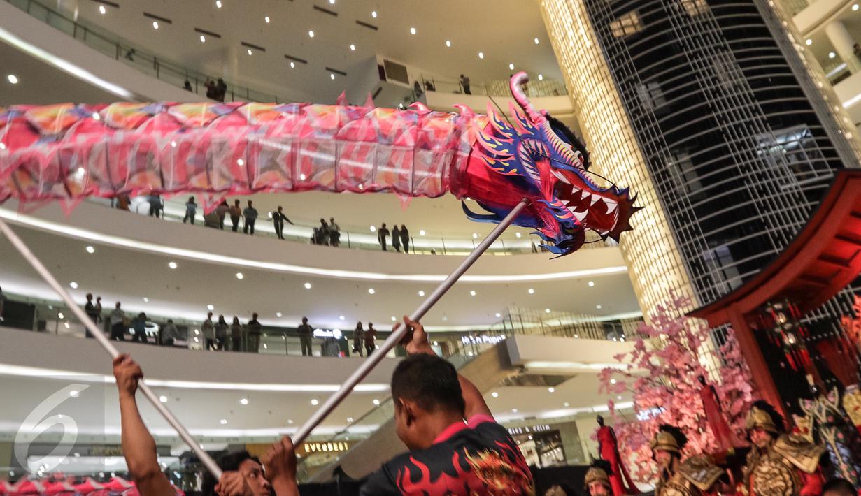 Parade Liong Bius Pengunjung Senayan City Saat Imlek - Foto Liputan6.com