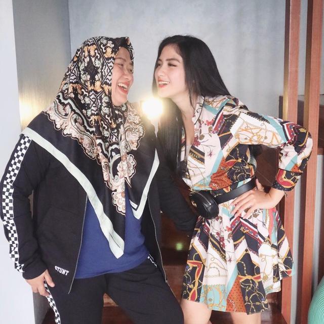 6 Potret Kebersamaan Ochi Rosdiana dan Ibunda, Selalu Kompak - Hot Liputan6.com