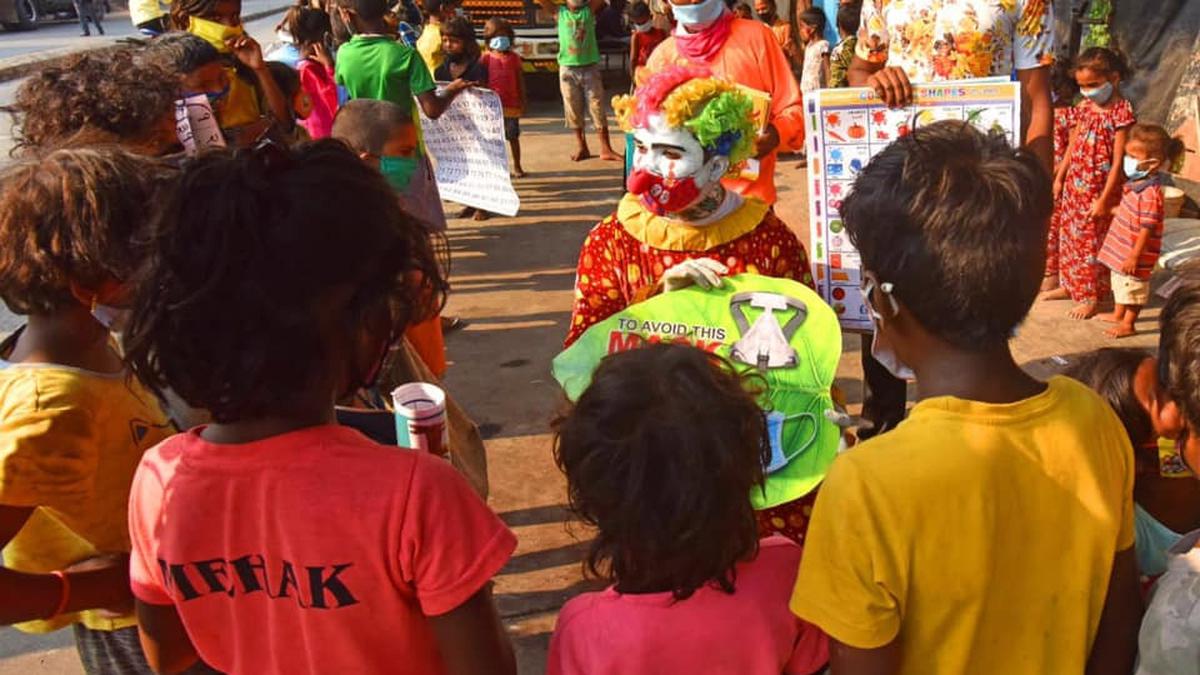 Pakai Kostum Badut, Pria India Kampanye Bahaya COVID-19 dan Beri Masker ...