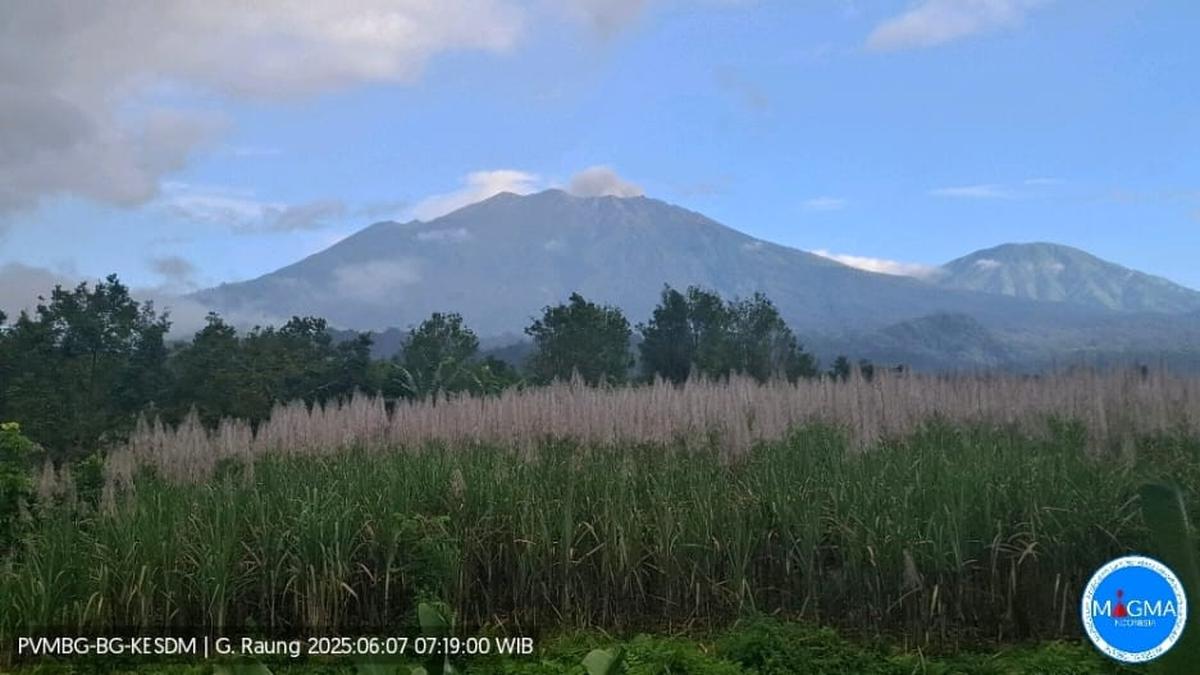 Gunung Raung Erupsi, Tinggi Letusan Capai 400 Meter - Regional Liputan6.com
