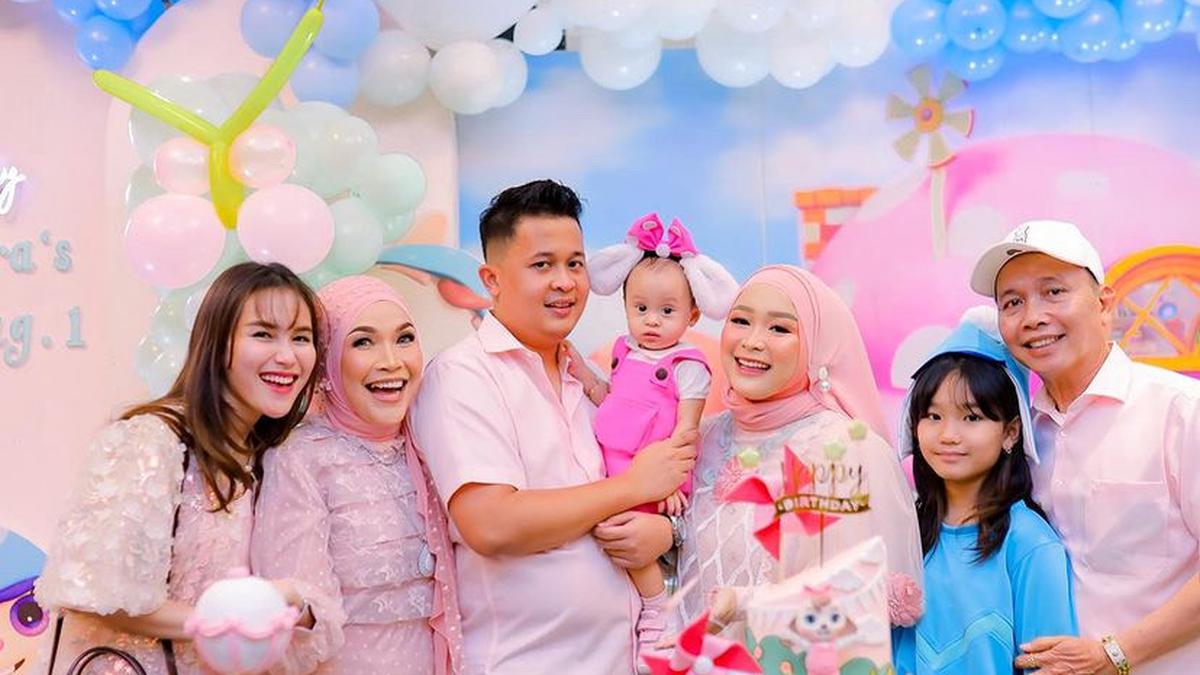 6 Potret Gaya Ayu Ting Ting Dibalut Dress Pink saat Rayakan Ulang Tahun Keponakan yang Pertama ...