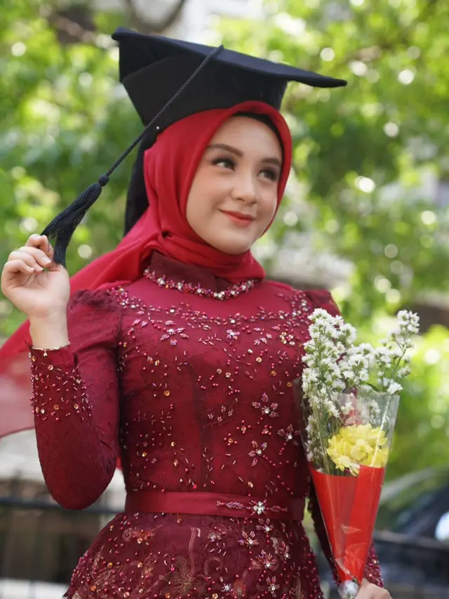 6 Potret Wisuda Hersa Rahayu Istri Rizki DA, Menawan Pakai Kebaya Merah ...