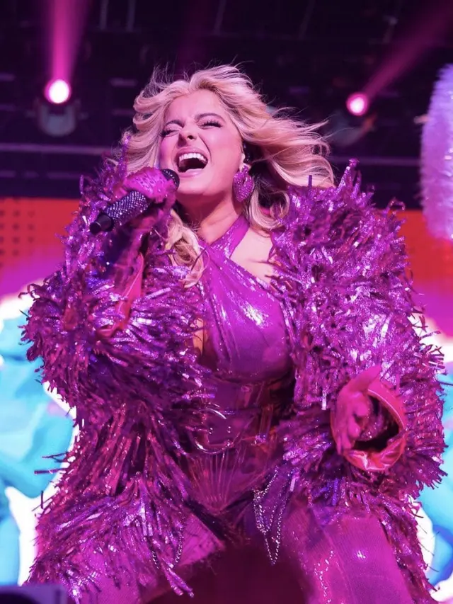 Penyanyi Bebe Rexha Dilempari Handphone oleh Seorang Penggemar Saat ...