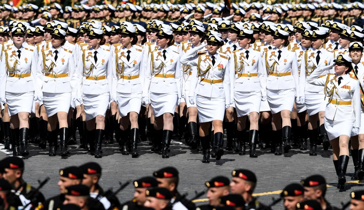 Melihat Tentara Wanita Rusia Ikuti Latihan Parade Militer - Foto ...