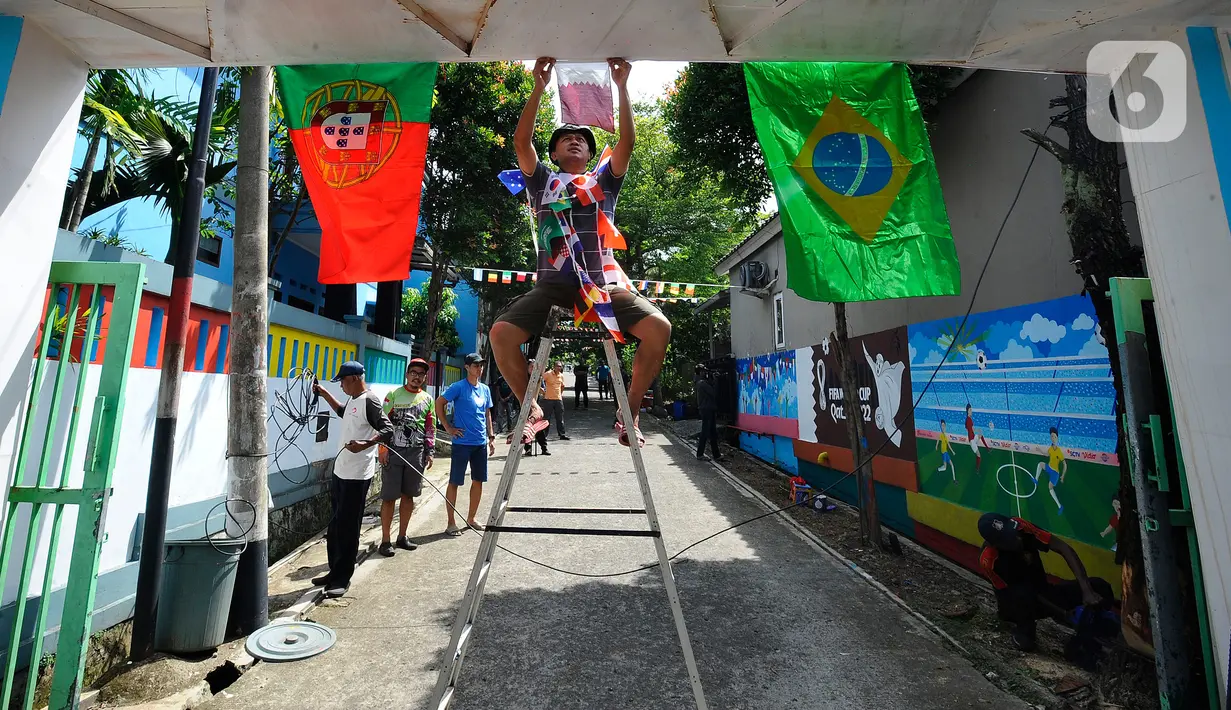 Sambut Piala Dunia 2022 Warga Depok Antusias Menghias Kampung Foto