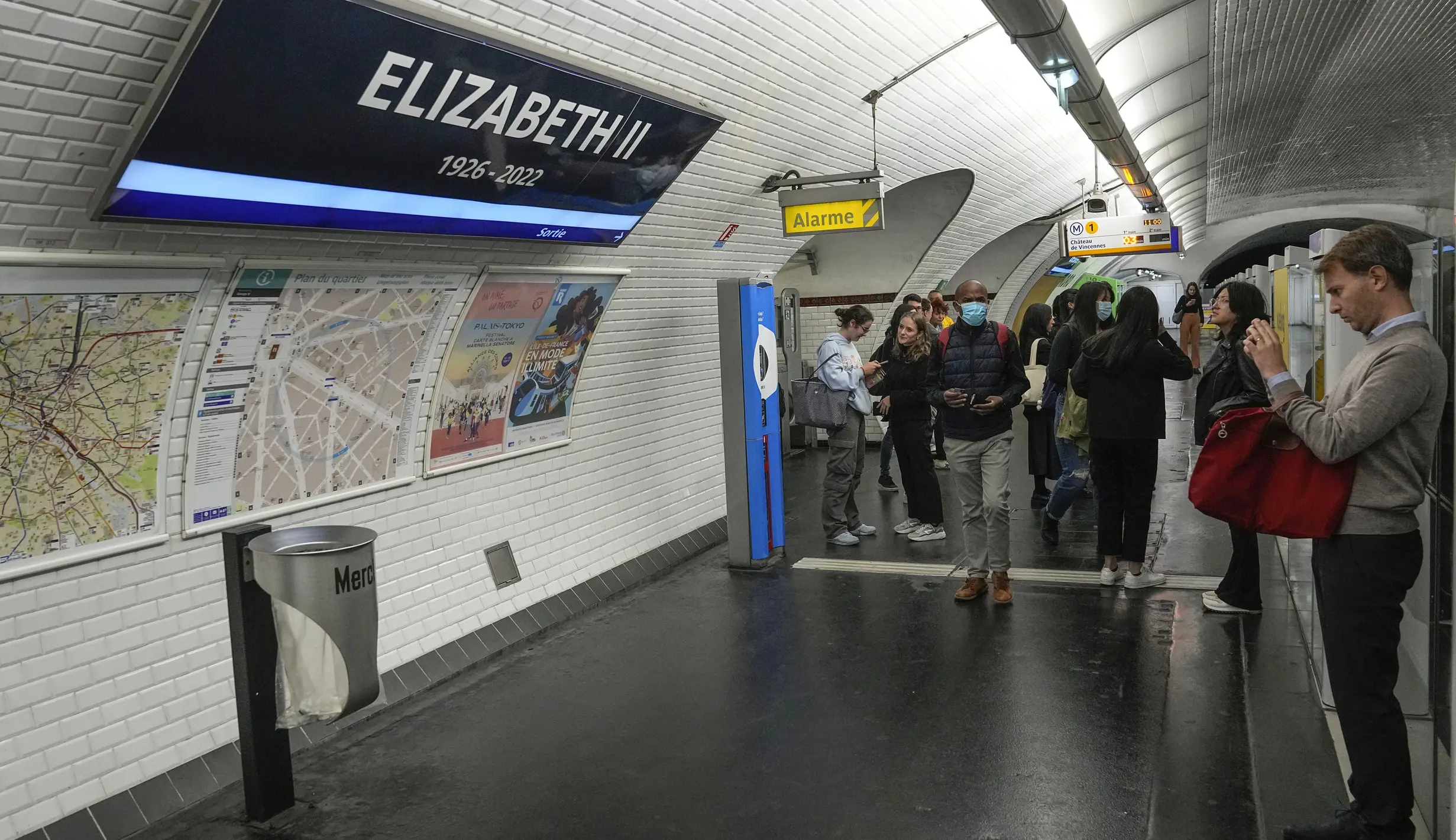 Stasiun Metro Paris George V Memberi Penghormatan untuk Ratu Elizabeth ...