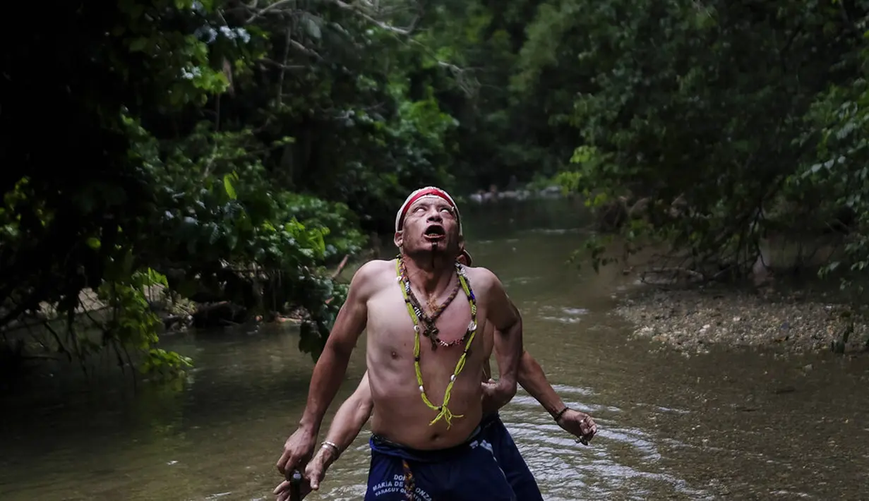 FOTO: Ritual Pengikut Aliran Maria Lionza di Gunung Sorte Venezuela ...