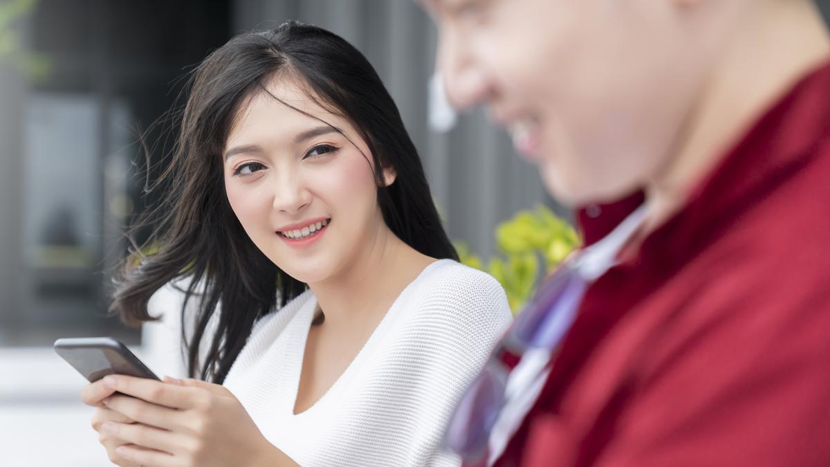 8 Tanda Pria Diam-Diam Menyukaimu tapi Tak Berani Mengungkapkan - Relationship Fimela.com