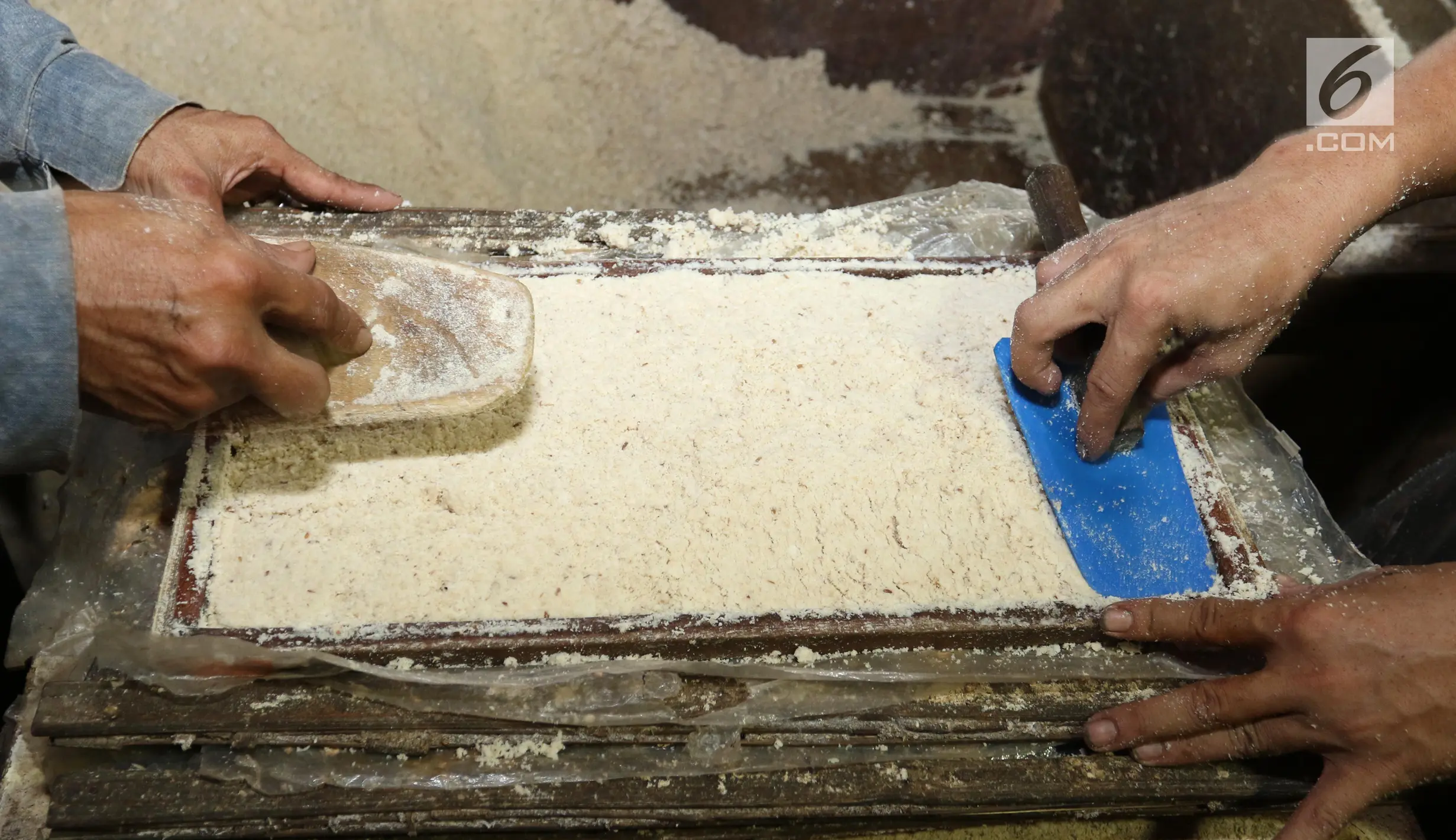 FOTO: Mengintip Pabrik Pembuatan Oncom di Jakarta - Foto Liputan6.com