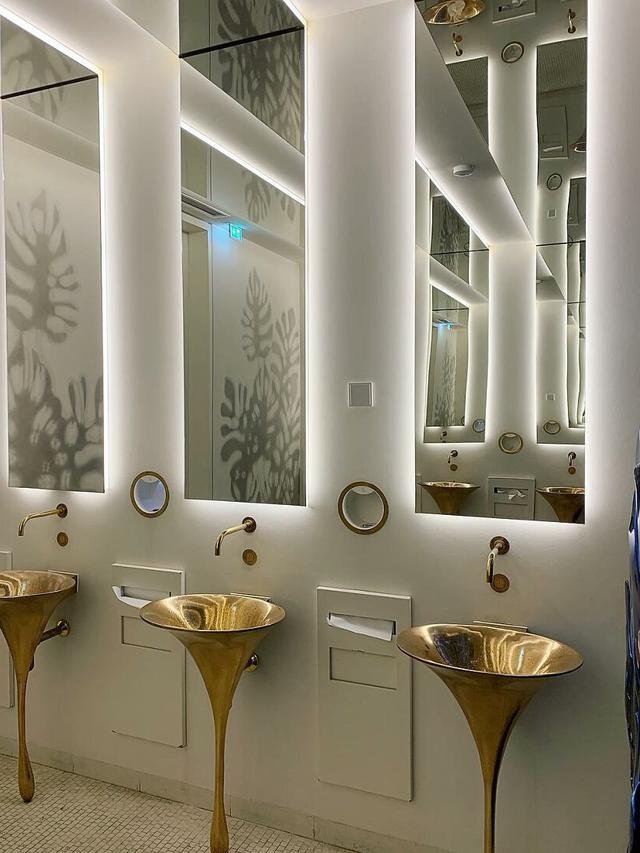 Punya Desain Mewah, 6 Potret Toilet Umum Ini Interiornya Bikin Kagum ...