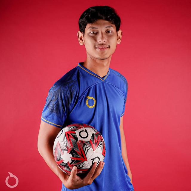 5 Potret Salman Alfarid, Bek Kiri Baru Persebaya Surabaya - Surabaya ...
