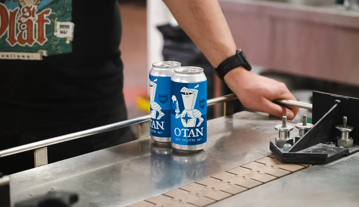 FOTO: Finlandia Meluncurkan Bir Bertema NATO - Foto Liputan6.com