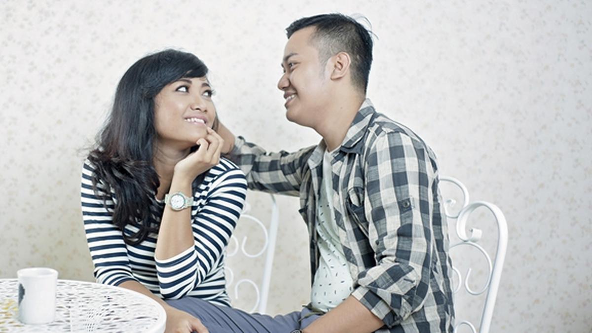 Meski Kadang Sikapnya Dingin, Pria Misterius Itu Ngangenin