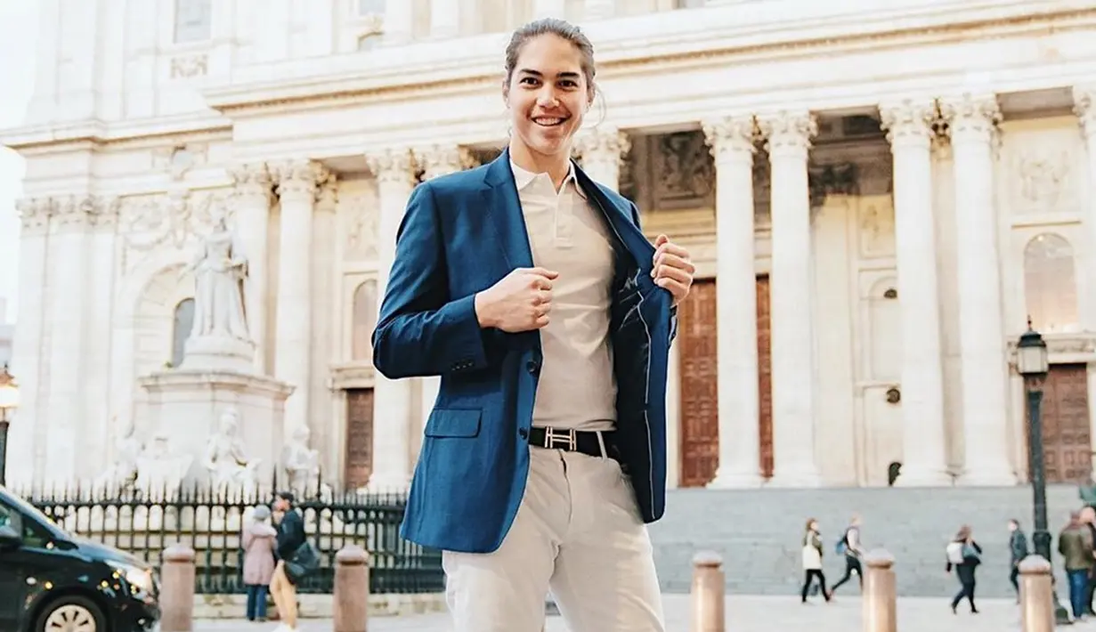 FOTO: Gaya El Rumi dengan Pakaian Formal, Tetap Stylish - Foto Liputan6.com