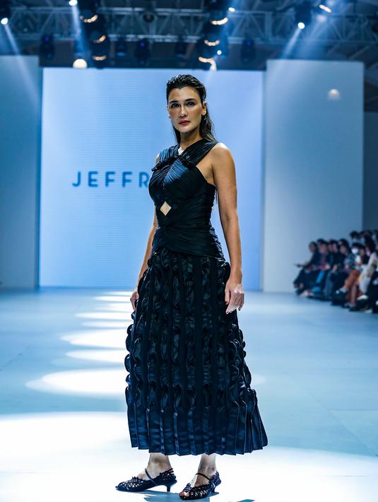 6 Potret Anggun Luna Maya dalam Balutan Gaun Jeffry Tan di Jakarta ...