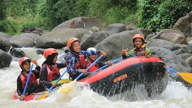 Bosan Wisata Pantai di Banten? Coba Sensasi Menantang Arung Jeram Sungai Ciberang - Regional ...