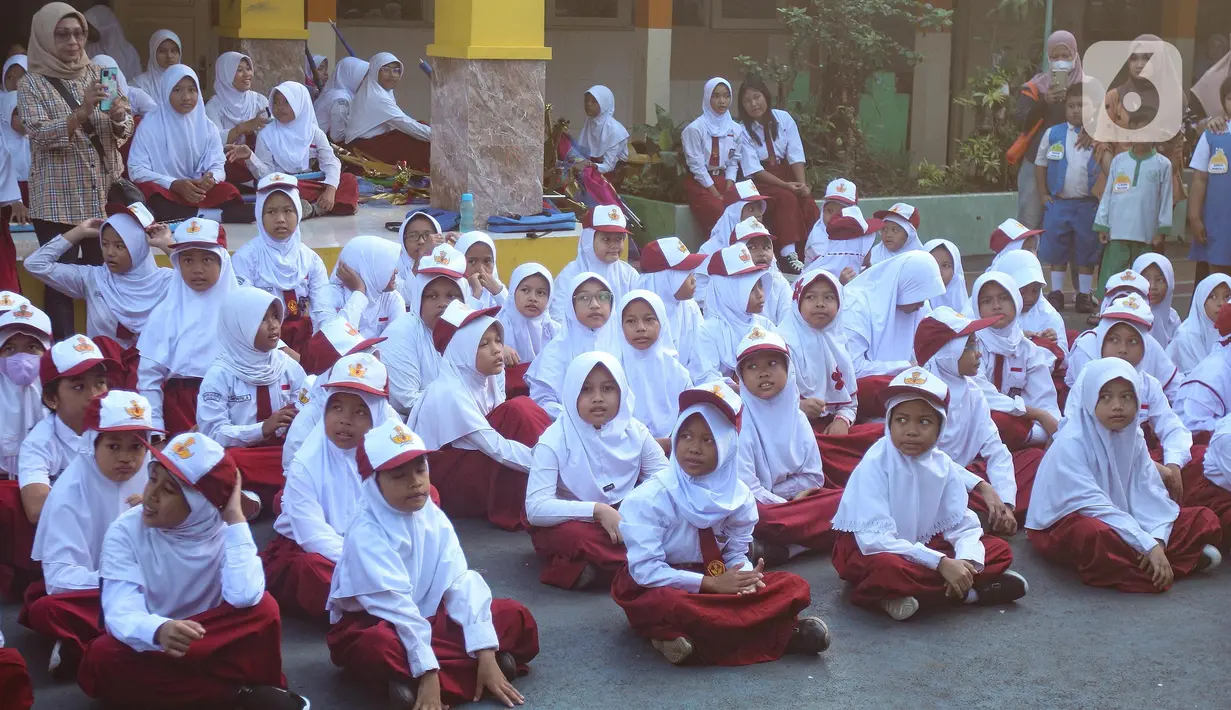 Melihat Hari Pertama Masuk Sekolah di SDN 01 Grogol Selatan Jakarta ...