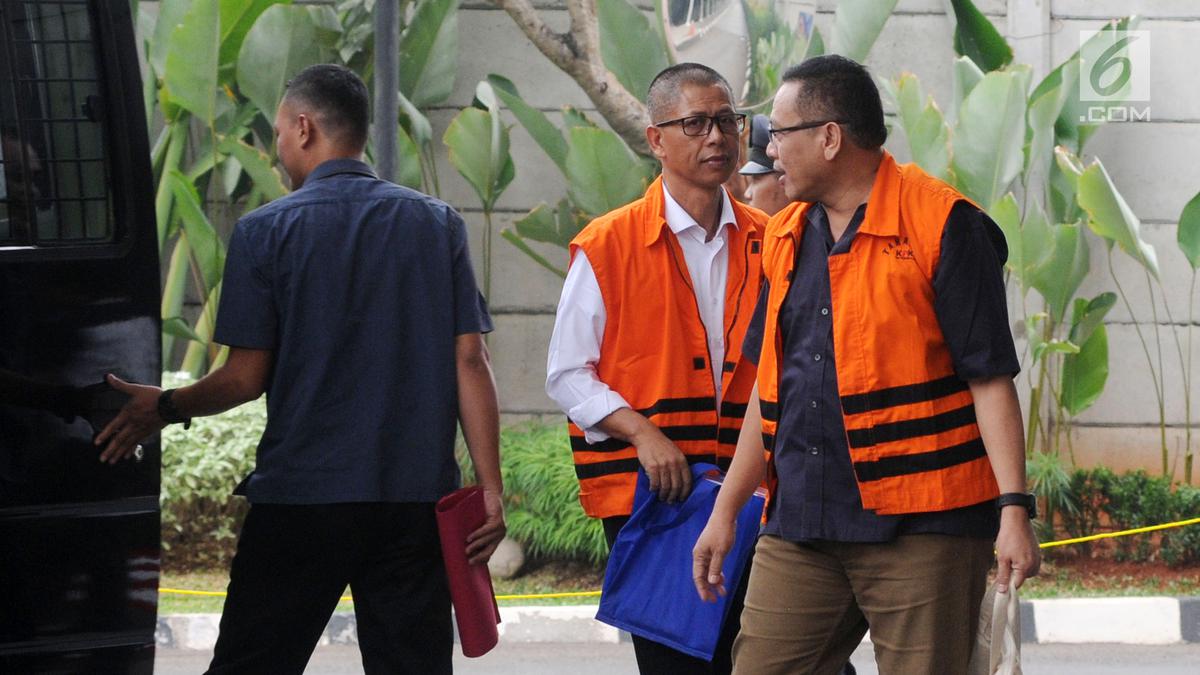 FOTO: Pakai Rompi Tahanan, Eks Kalapas Sukamiskin Jalani Pemeriksaan ...