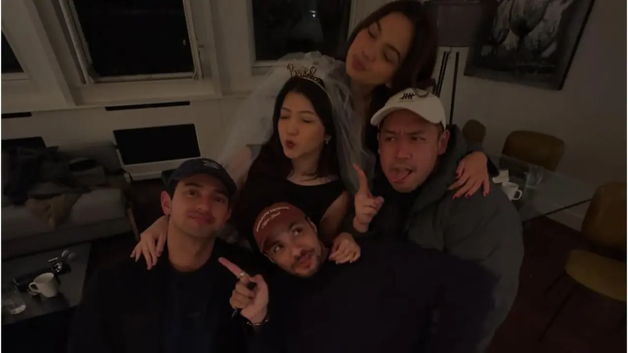 7 Potret Semringah Refal Hady di Pernikahan Dewi Paramita Mici, Menawan ...