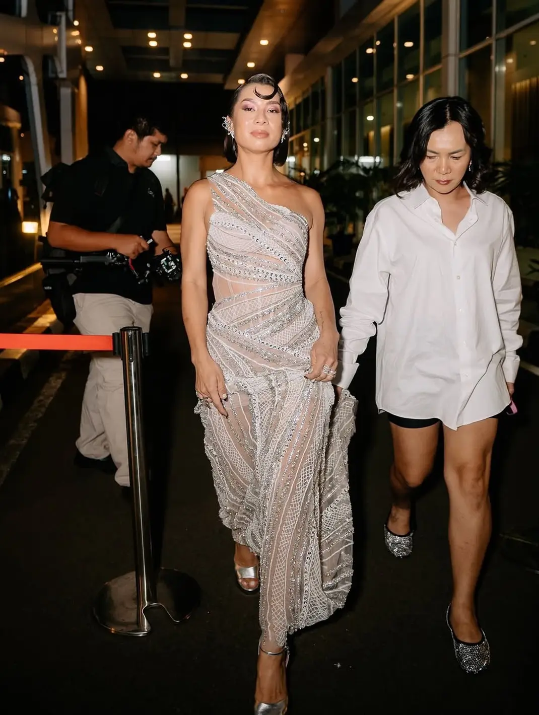 8 Pesona Jennifer Bachdim Bak Dewi dengan Tubuh Kekar Kenakan Gaun ...