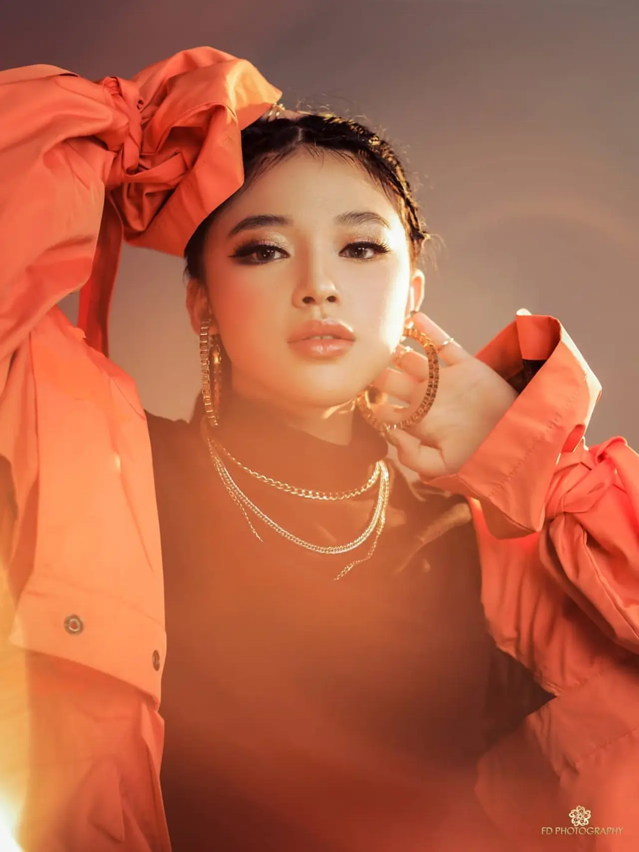 6 Gaya Pemotretan Anneth Delliecia Paling Curi Perhatian, Bikin ...