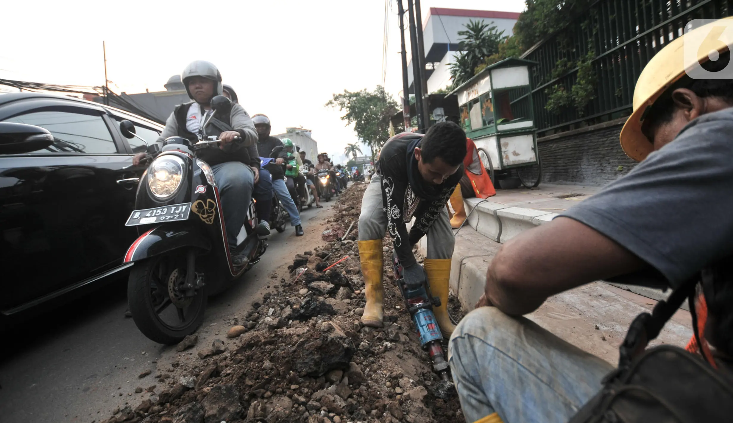 FOTO: Proyek Trotoar Memperparah Kemacetan di Jalan Tebet Raya - Foto ...