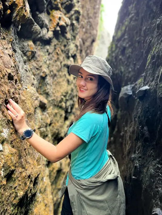 Pesona Jodilee Warwick, Host Acara Petualang Berdarah Kanada ...