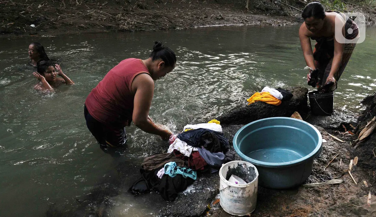 Krisis Air Bersih, Warga Cibarusah Bekasi Manfaatkan Kali Cihoe untuk Mandi dan Cuci Pakaian ...