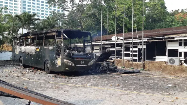 Melihat Lebih Dekat Kerangka Bus dan Mobil yang Dibakar Massa - News ...
