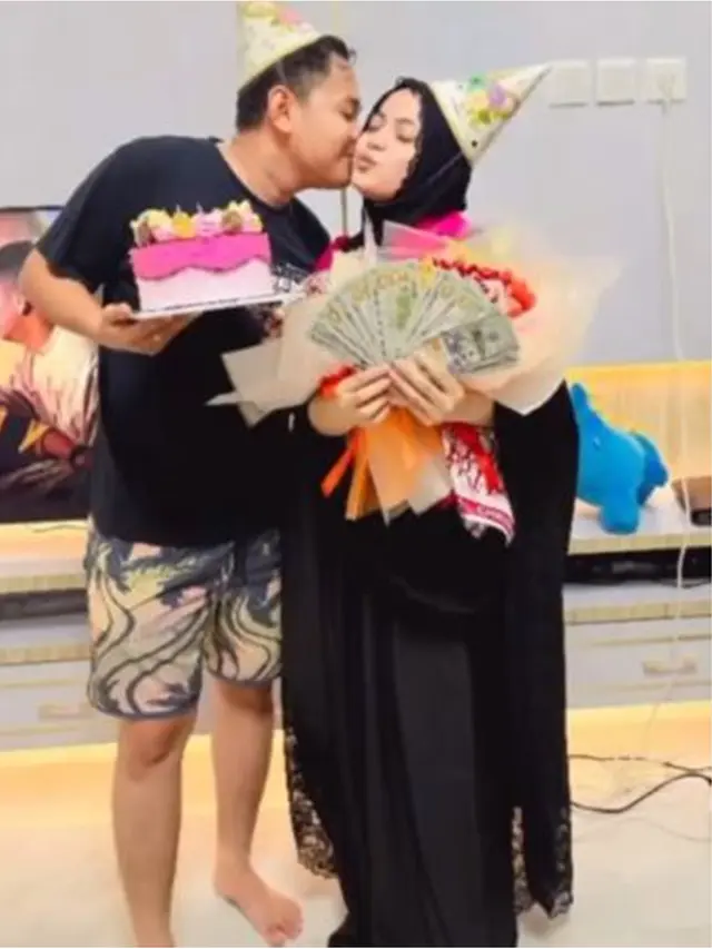 6 Momen Kejutan Ultah Putri Isnari dari Keluarga Suami, Dapat Dolar dari Mertua - Hot Liputan6.com