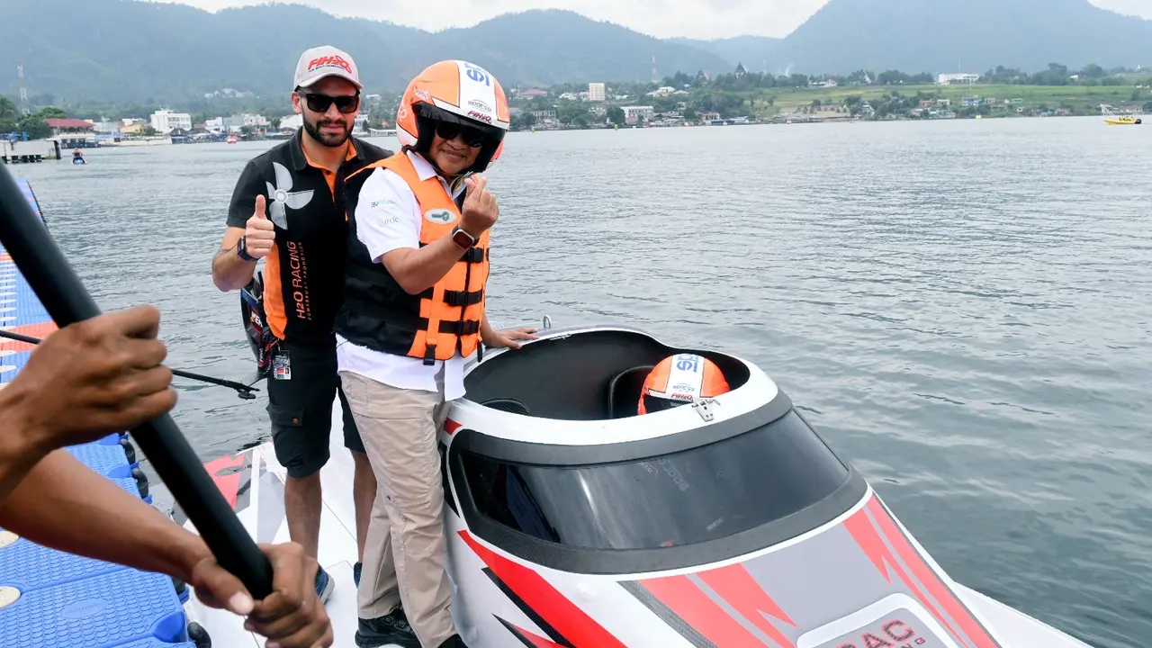 Bendera Merah Putih Berkibar di Lap Parade F1 Powerboat 2024 Danau Toba - Regional Liputan6.com