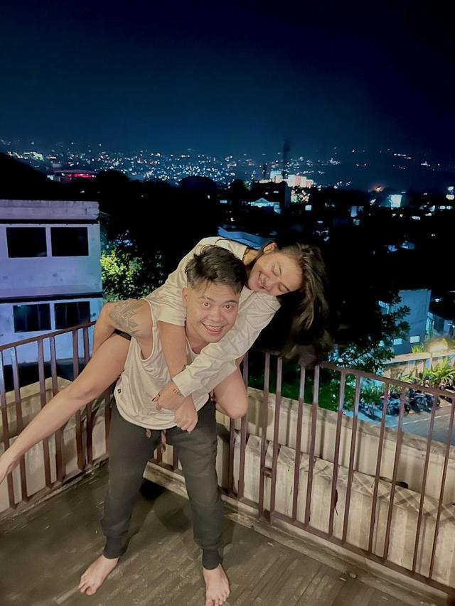 Pamer Momen Mesra, Ini 6 Potret Kebersamaan Reza SMASH dan DJ Joice - Hot Liputan6.com