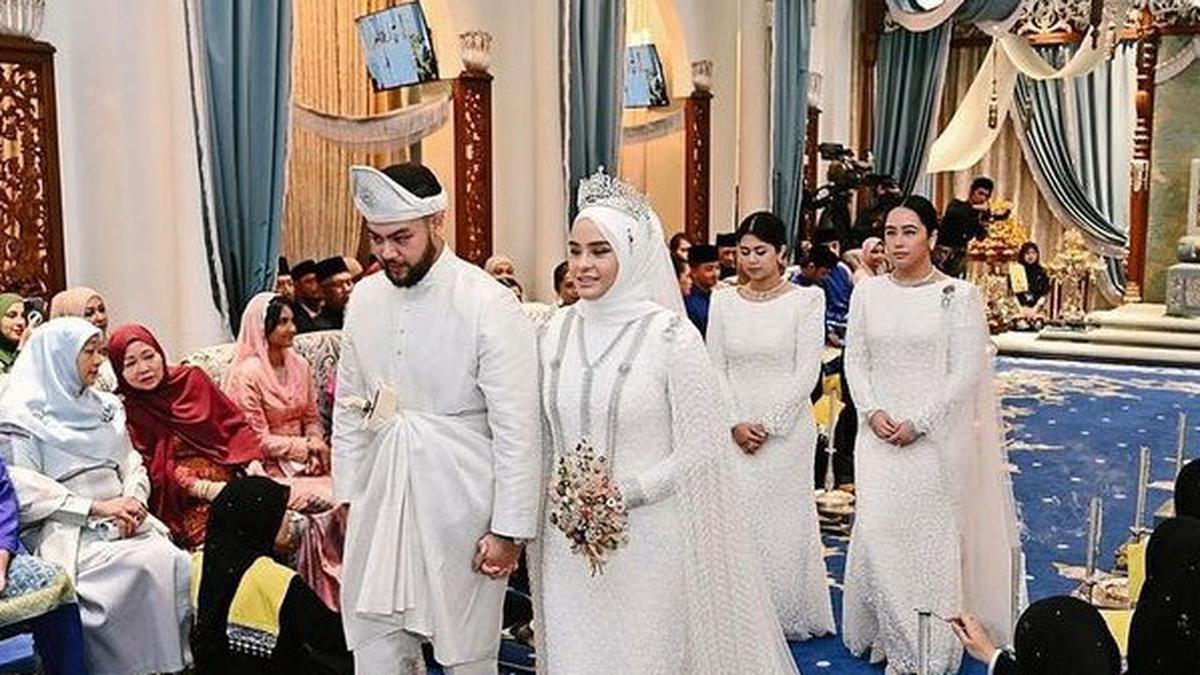 8 Potret Royal Wedding Puteri Kerajaan Pahang Malaysia Afzan Aminah Kenakan Baju Putih Dipadu