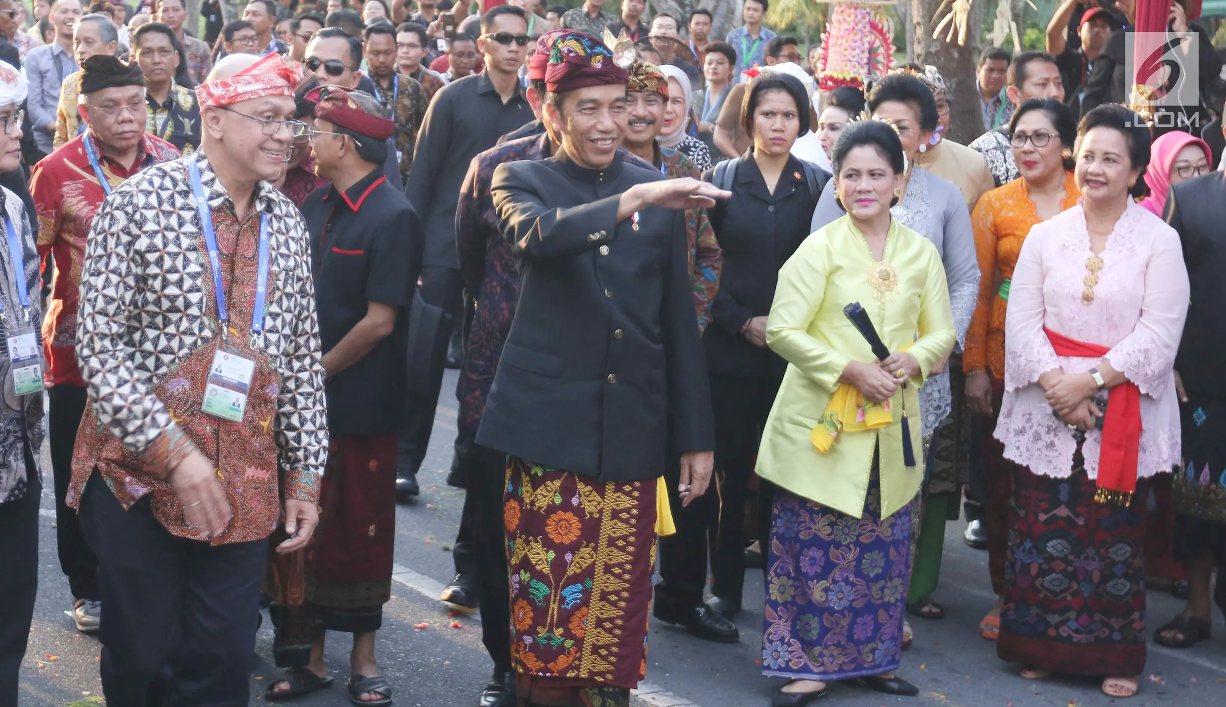 FOTO: Kenakan Pakaian Adat, Jokowi Buka Karnaval Budaya Bali - Foto ...
