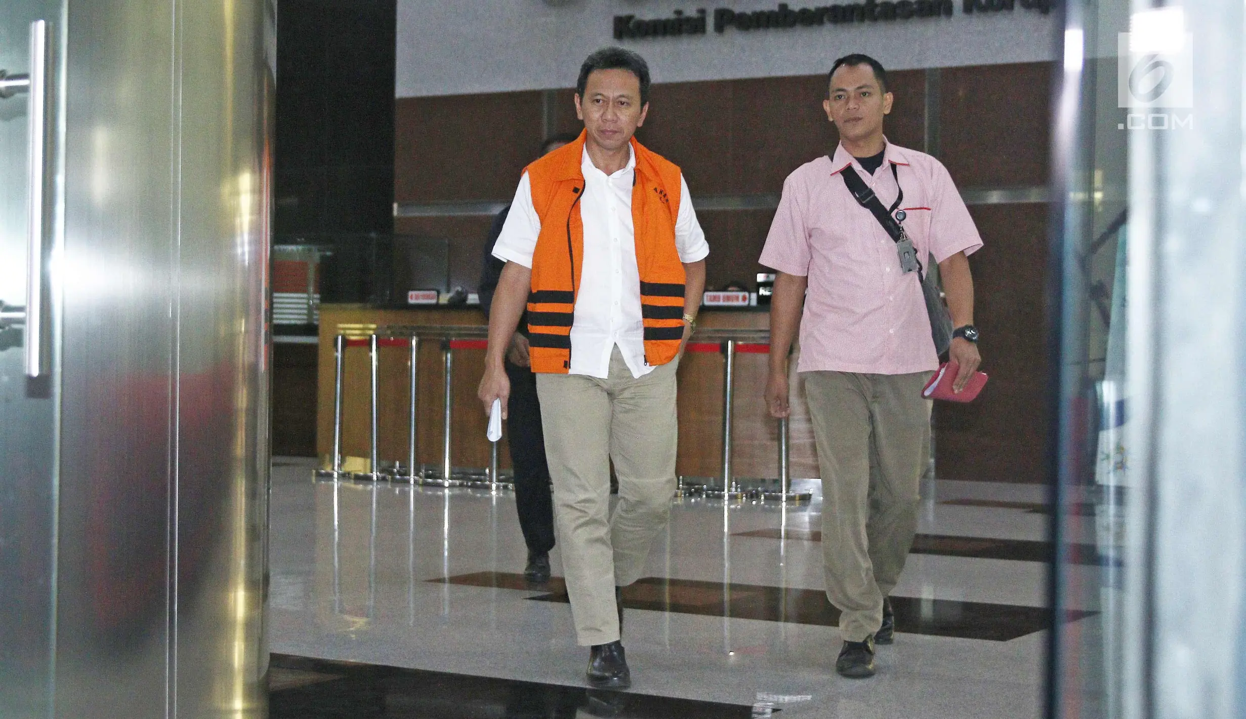 FOTO: Ekspresi Bupati Kebumen Usai Diperiksa Perdana di KPK - Foto Liputan6.com