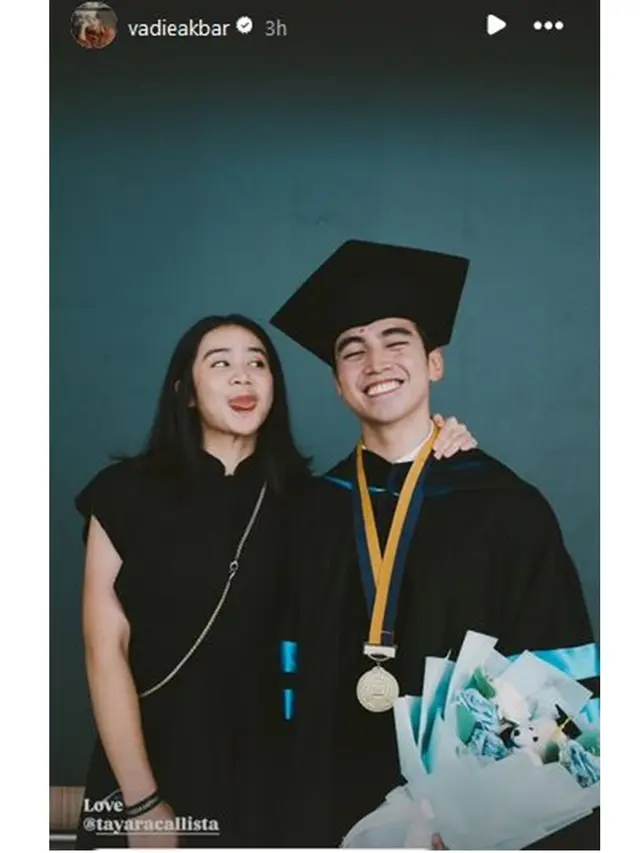 6 Potret Wisuda Vadi Akbar Adik Vidi Aldiano, Raih Gelar Master - Hot ...