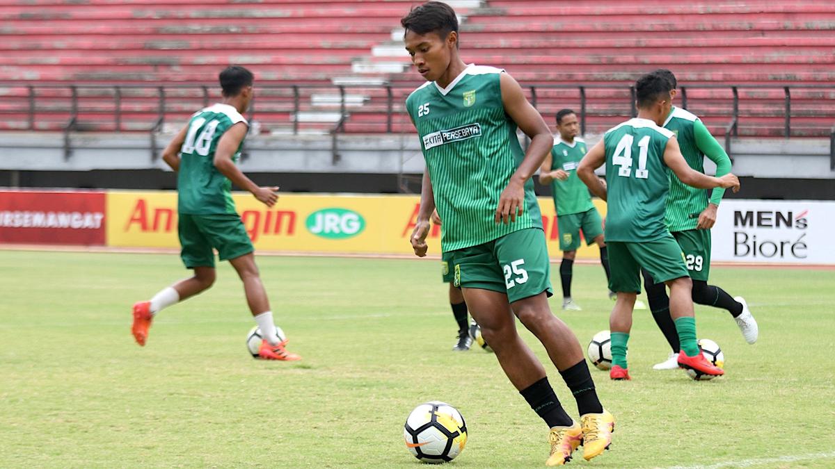 Bek Kiri Persebaya Bakal Menempati Posisi Baru - Indonesia Bola.com
