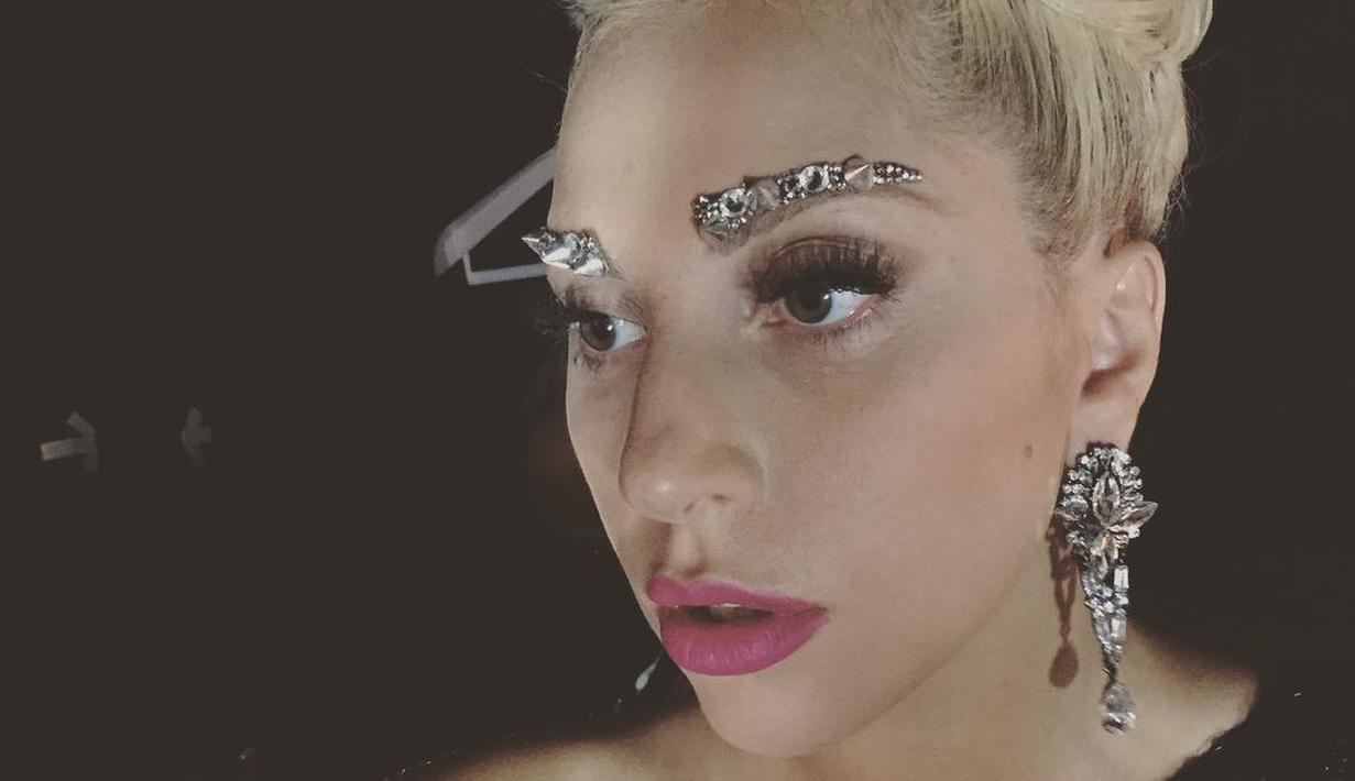 Bentuk Alis Unik Ala Lady Gaga: Berani Coba? - Page 1 - Photo Fimela.com