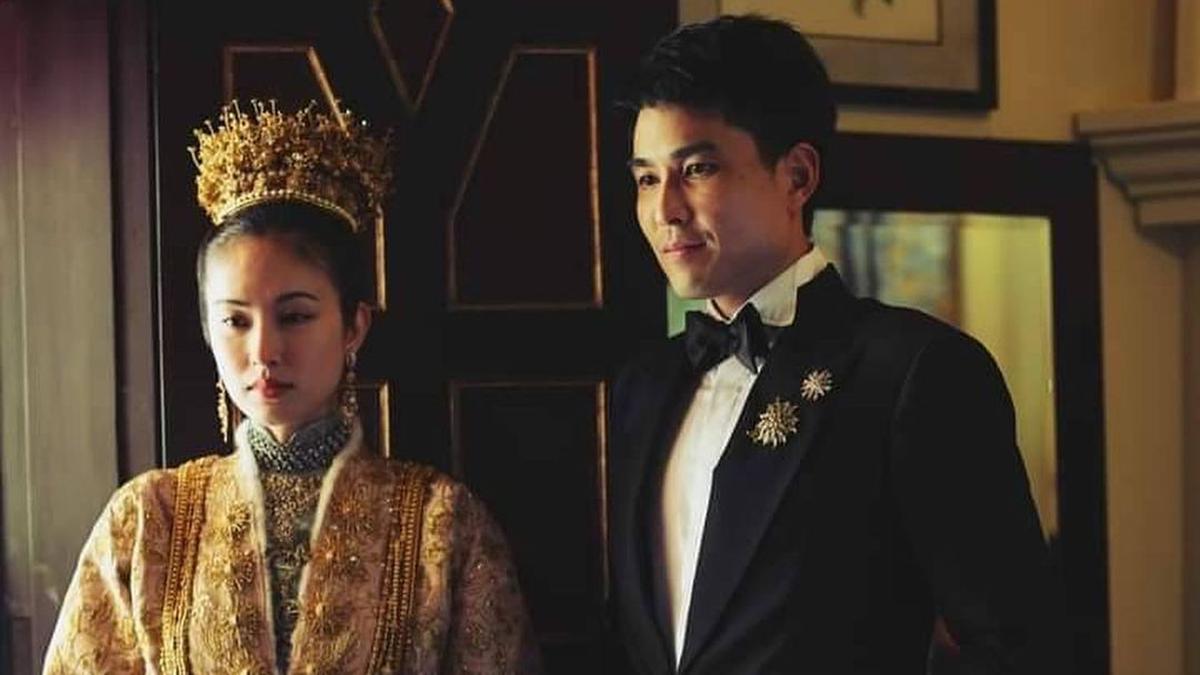 10 Potret dan Fakta Pernikahan Nong Poy, Bergaun Tradisional Phuket Bak Putri Keraton - Global ...