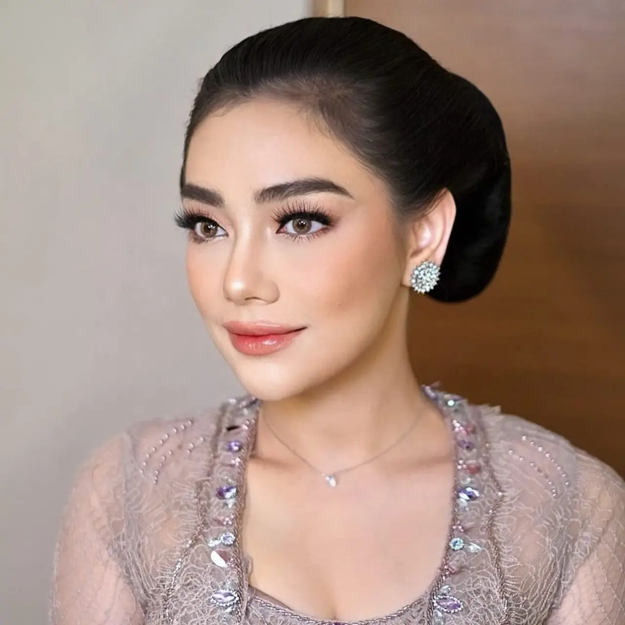 5 Potret Kebaya Ala Celine Evangelista yang Cantik dan Menawan, Cocok untuk Segala Acara - Hot ...