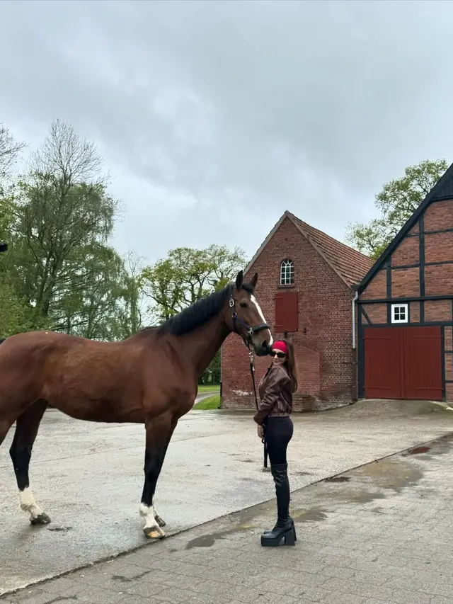 Sambangi Peternakan Kuda, Ini 6 Potret Sarah Keihl dan Killian Potter ...